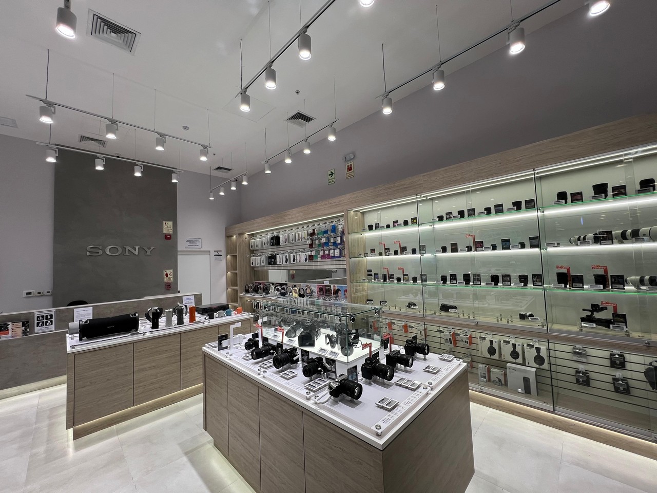 La Sony Store del Jockey Plaza se renueva en una propuesta única - Surtido