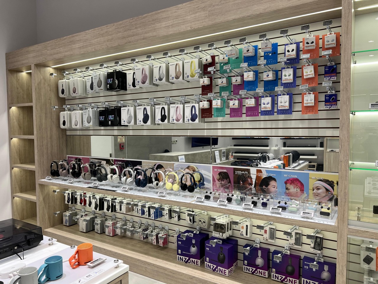 La Sony Store del Jockey Plaza se renueva en una propuesta única - Surtido